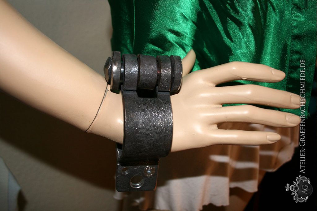 Handschellen-Handeisen – | Messerschmiedekurs | Schmiedekurse